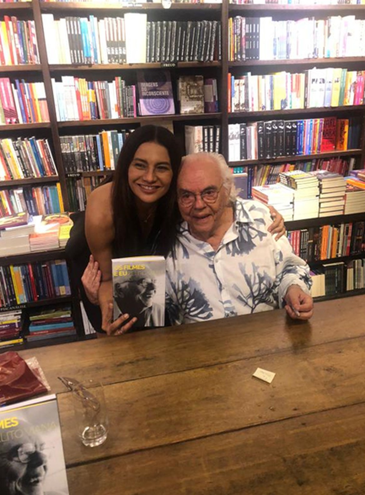 Dira Paes prestigia pai de Marcos Palmeira em lançamento de livro ...