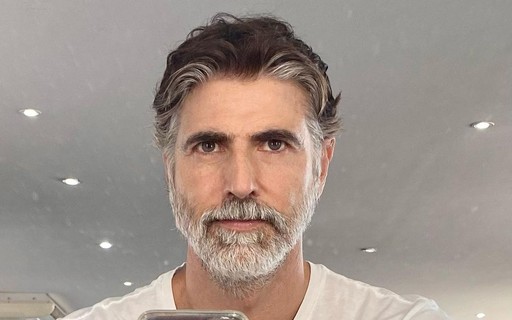 De casaco e sunga, Reynaldo Gianecchini curte dia nublado na Bahia ...