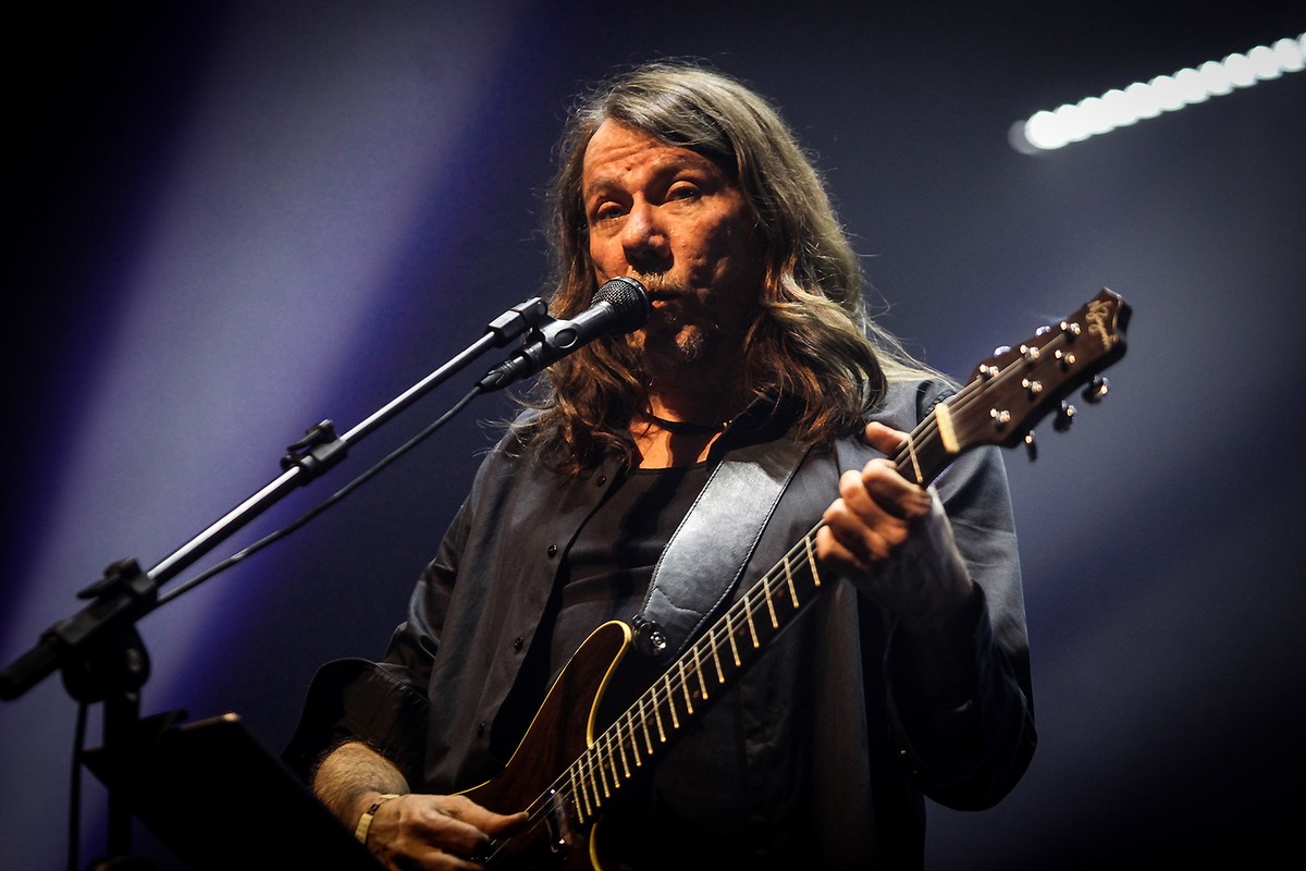 Com grandes sucessos e músicas inéditas, Lenine apresenta novo show em ...