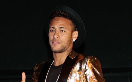 Garoto de ouro! De blazer dourado, Neymar celebra aniversário da irmã ...
