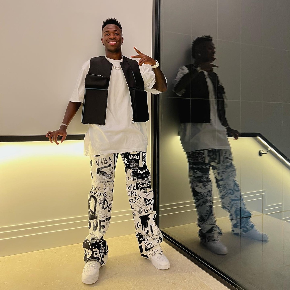 Vini Jr. dribla mesmice e transforma estilo preto e branco em ousadia ...