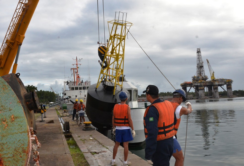 Nova boia luminosa embarca para ser instalada no lugar da que foi ...