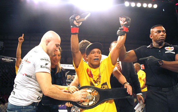 Com belo nocaute, Nildo Katchal defende cinturão no Jungle Fight 75 ...