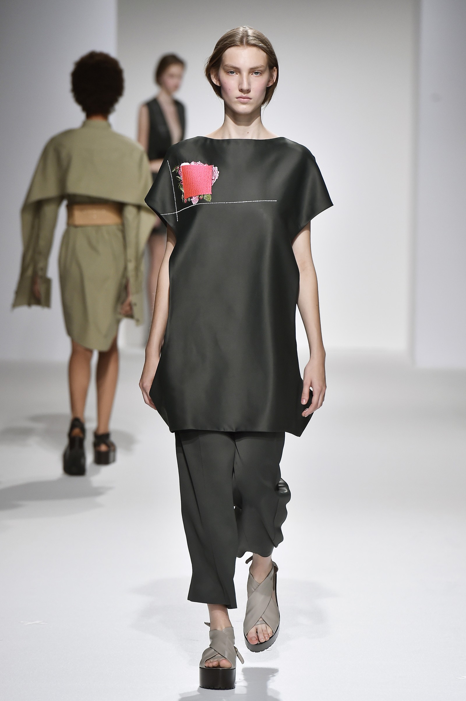 Hussein Chalayan reflete sobre os tempos difíceis em que vivemos no ...