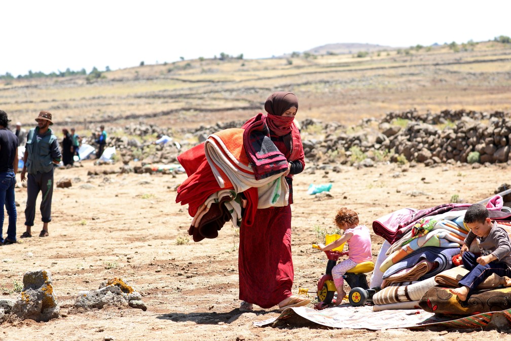 Exército sírio lança ofensiva contra cidade de Deraa, de onde 45 mil já ...