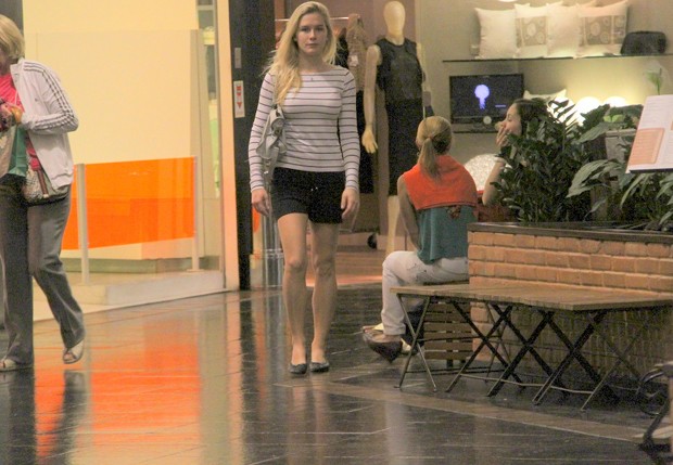 Sem maquiagem, Fiorella Matheis passeia em shopping no Rio - Quem ...