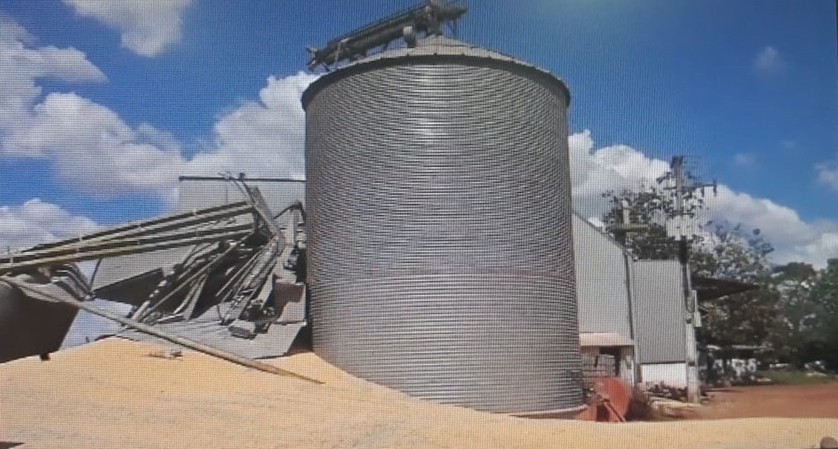 Silo com 600 toneladas de milho se rompe e maquinário fica soterrado em ...