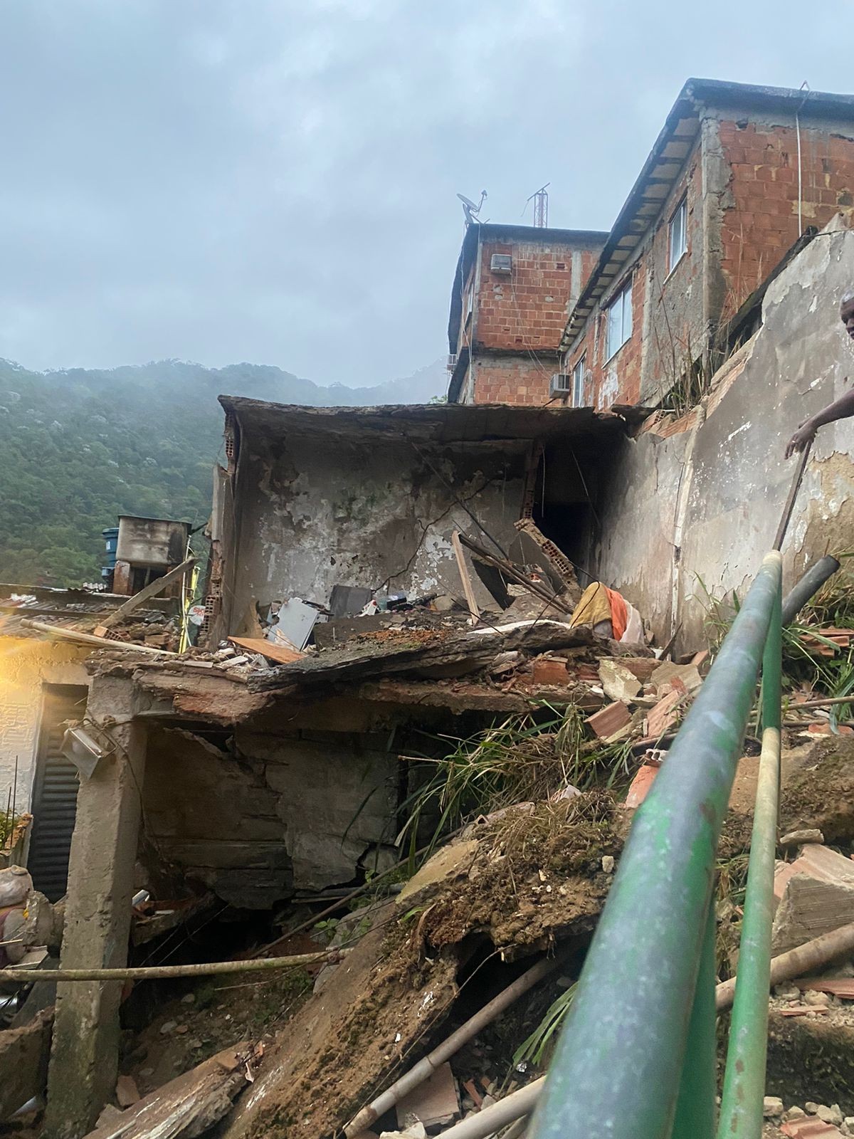 Vizinha diz que acordou com barulho de desmoronamento de casa: 'Ela ...