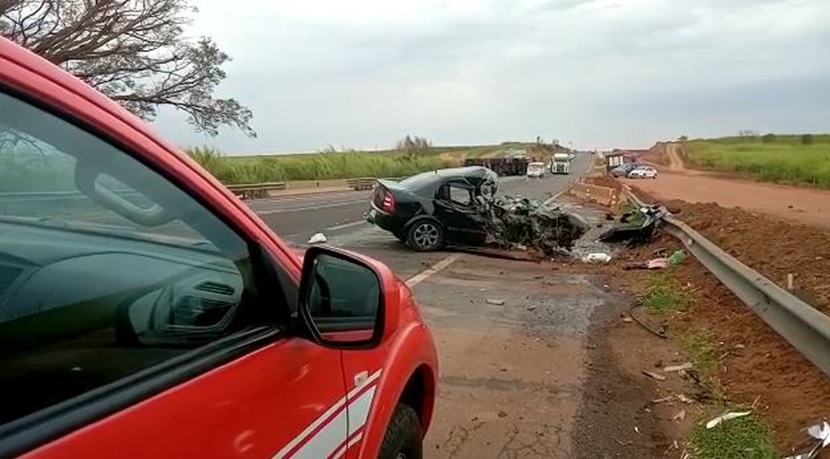 Motorista fica gravemente ferido após bater em caminhão de gado na SP ...
