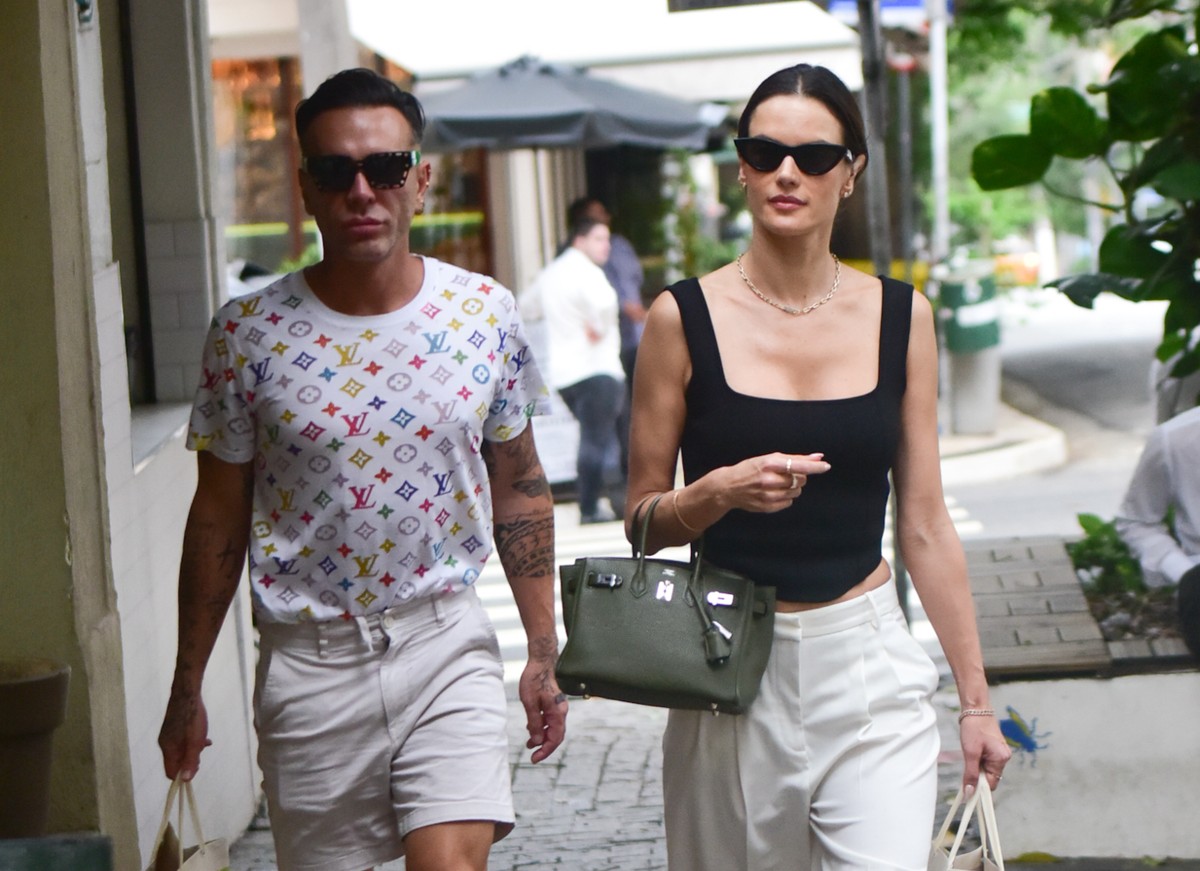 Alessandra Ambrosio faz compras em bairro nobre de São Paulo