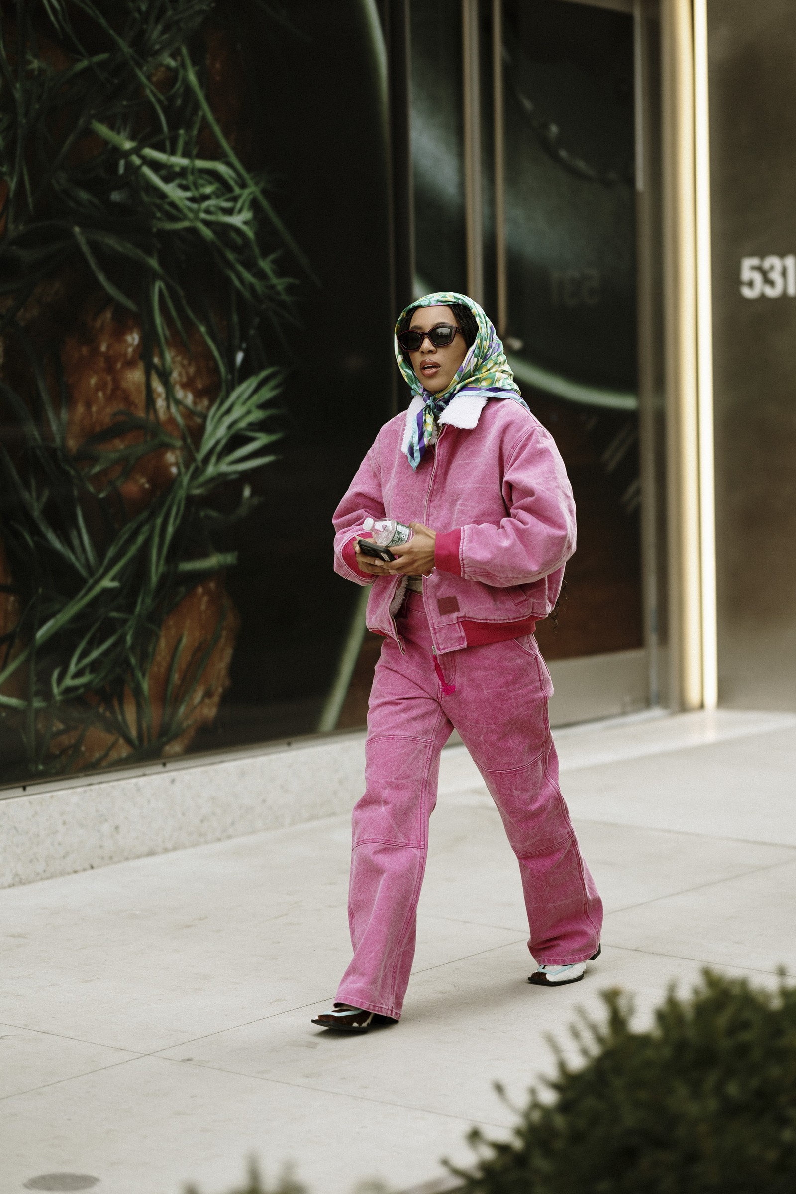 Segundo o street style do NYFW, o rosa continua sendo sim a cor mais ...