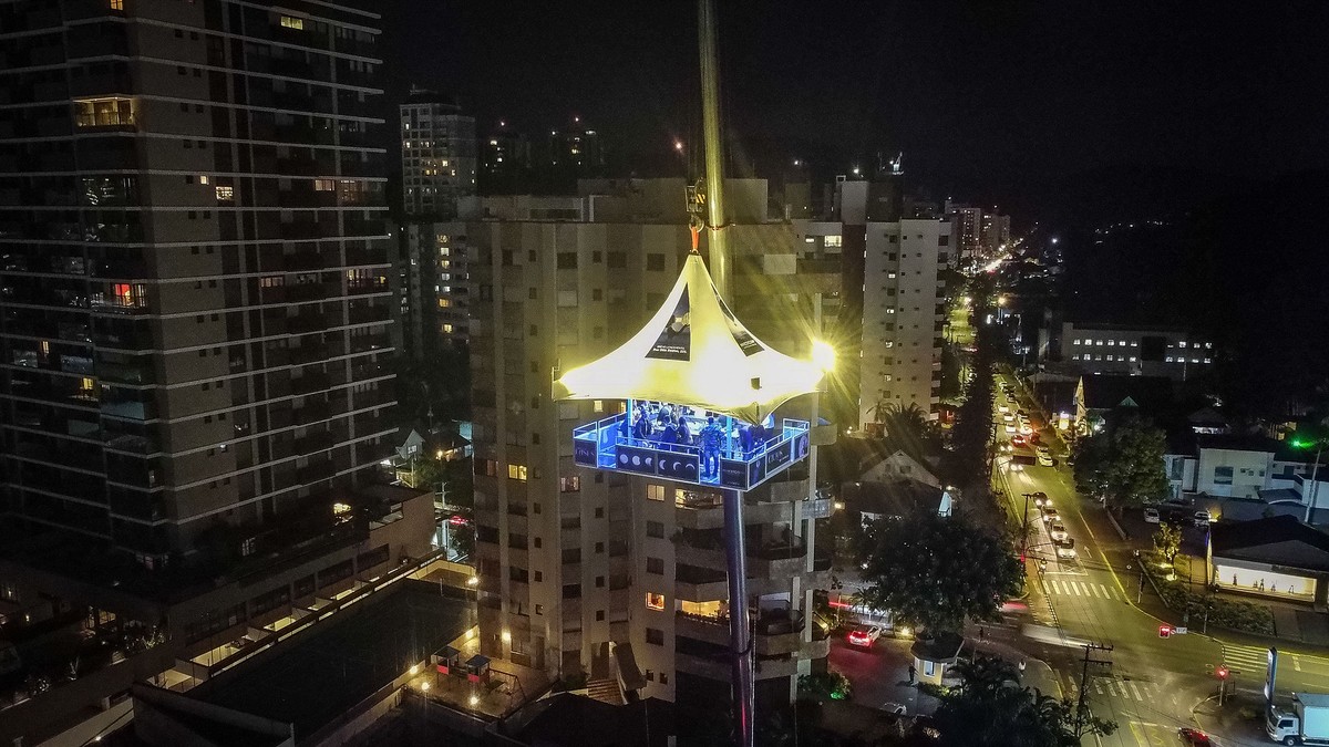 Superlua é vista de um bar nas alturas em experiência inédita em ...