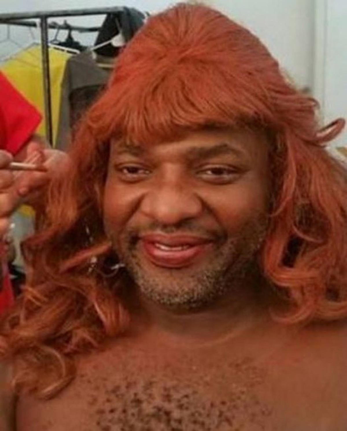 De batom e peruca: Mr. Catra faz homenagem às mulheres | Celebridades ...