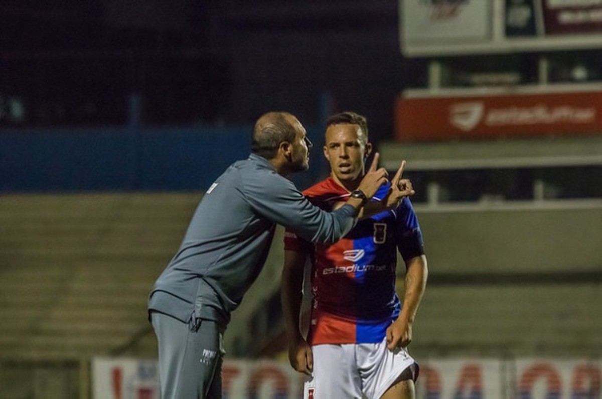 Allan Aal destaca bolas paradas do Operário-PR no confronto pela ...