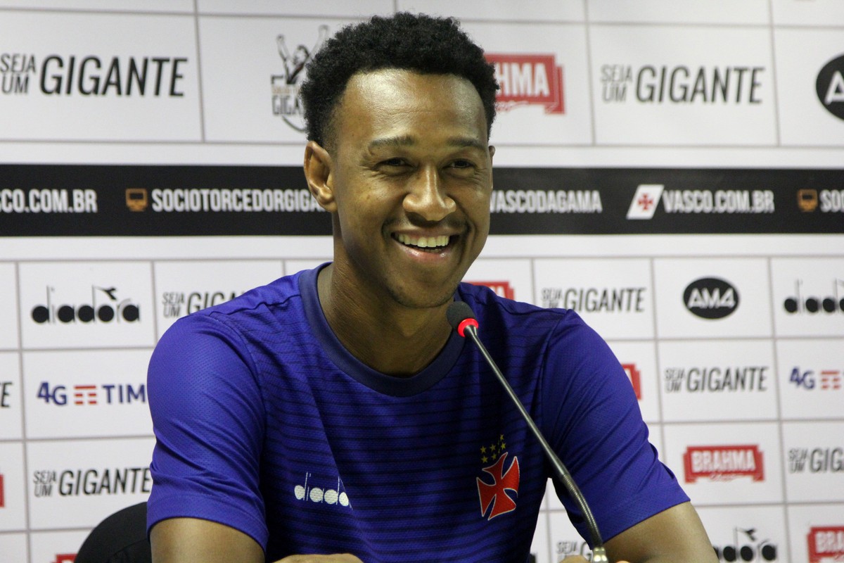 Fabrício se anima com esquema com três zagueiros e minimiza vantagem do ...