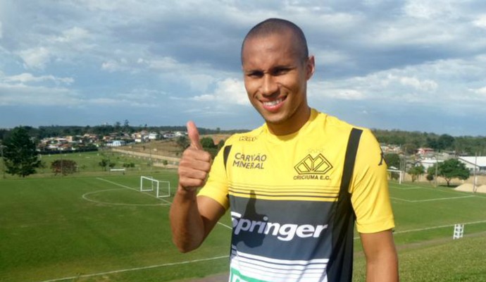 Criciúma apresenta Jonas, e lateral se mostra impressionado com estrutura