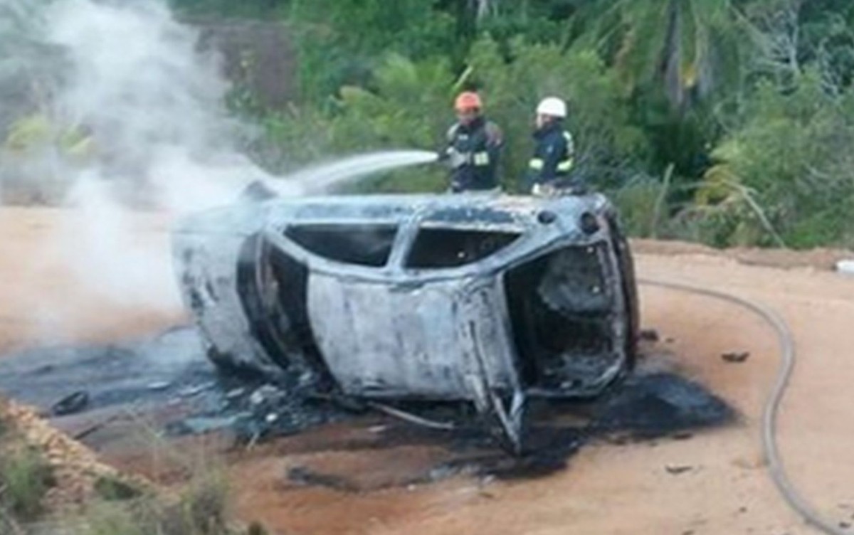 Motorista morre carbonizado após veículo capotar em Estância | Sergipe | G1