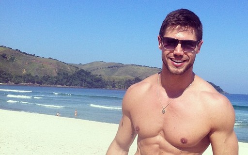 De sunga, Jonas Sulzbach mostra tanquinho na praia - Quem | QUEM News