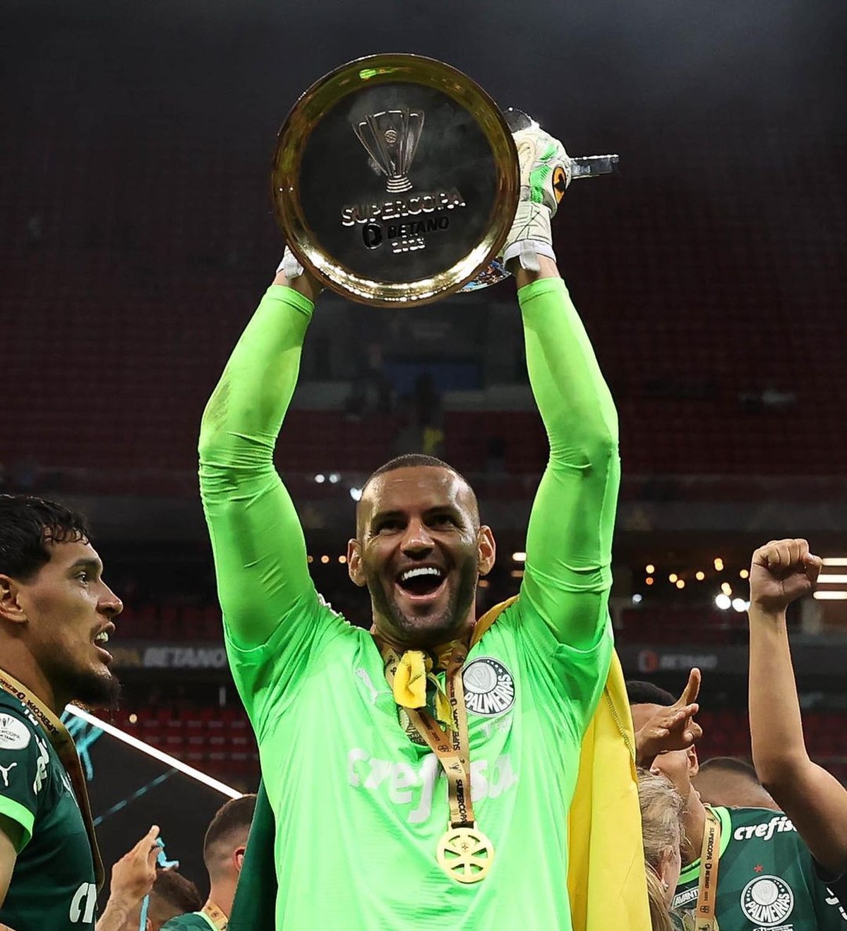 Weverton celebra conquista da Supercopa: 'De fato, é campeão' | GQ | GQ
