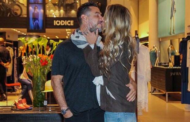 Adriane Galisteu e Alexandre Iódice beijam muito em SP - Quem | QUEM News