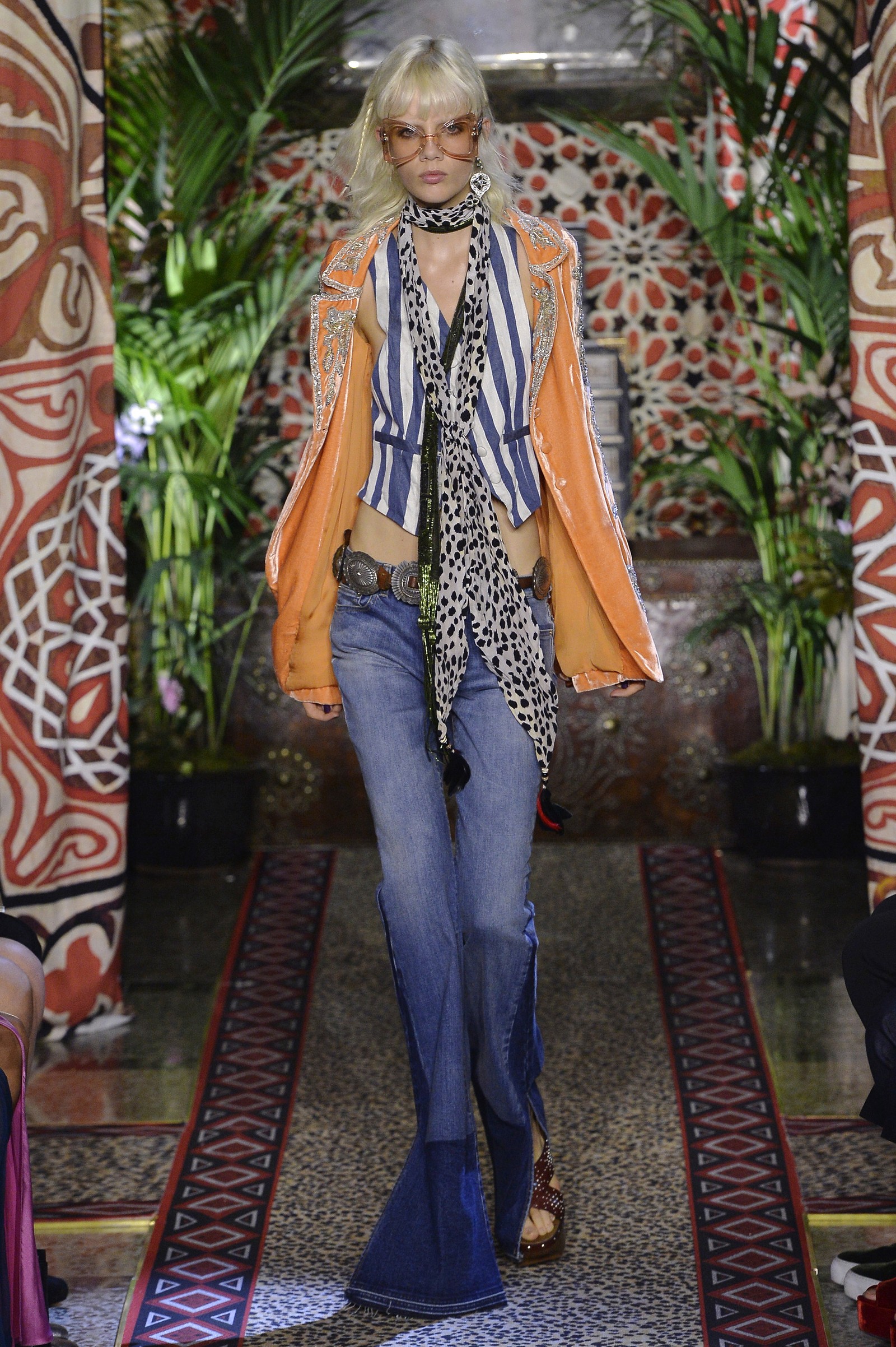 Verão da Cavalli ganha referências 70's, étnicas e aura boho | Desfiles ...