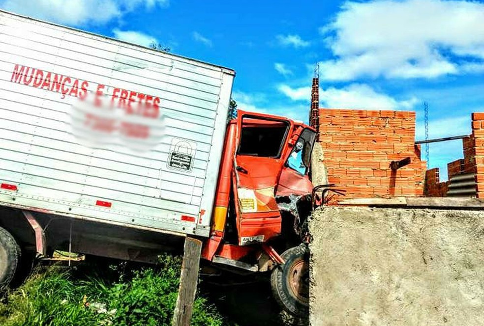 Caminhão desgovernado bate em muro de casa em Campo Limpo Paulista | Sorocaba e Jundiaí | G1