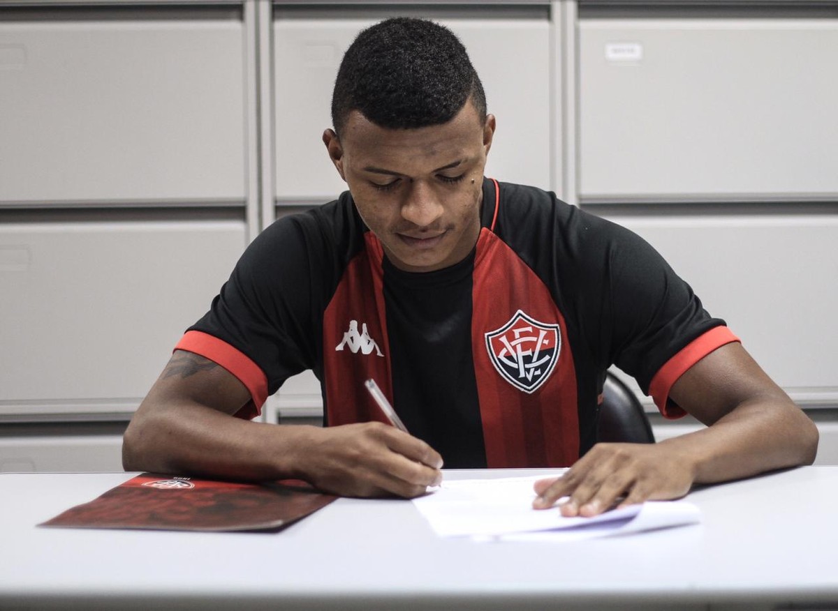 Após quase um mês na Toca do Leão, Negueba assina contrato e é ...