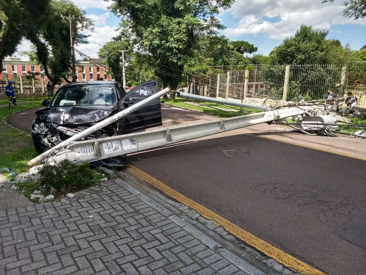 Carro bate em poste e deixa quase 500 unidades consumidoras sem energia elétrica em Curitiba ...