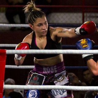 Rose Volante encara argentina Natália Aguirre em noitada de boxe em Santos
