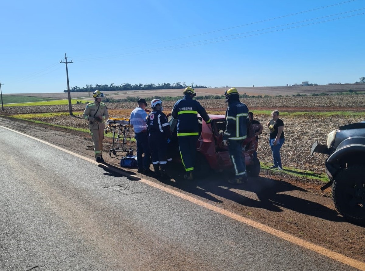 Engavetamento envolvendo dois carros e uma caminhonete fere uma pessoa ...