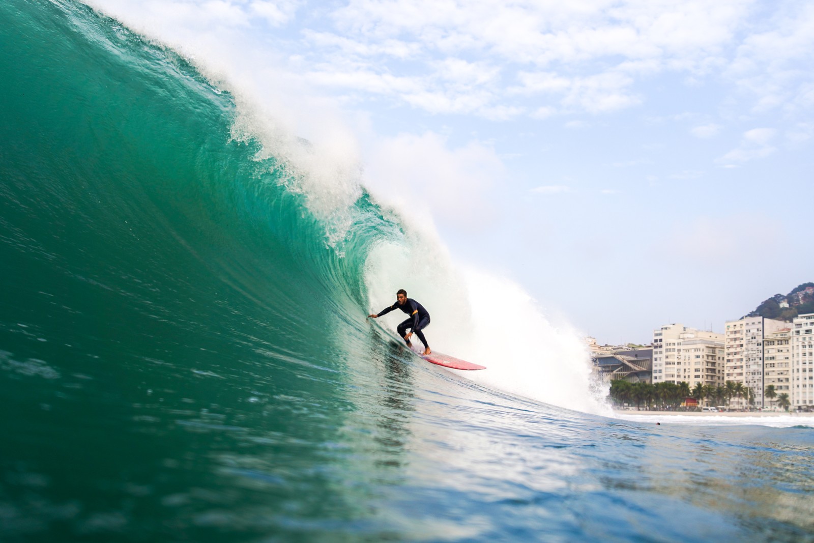 Copacabana faz a festa de surfistas em dia de ondas grandes; veja fotos