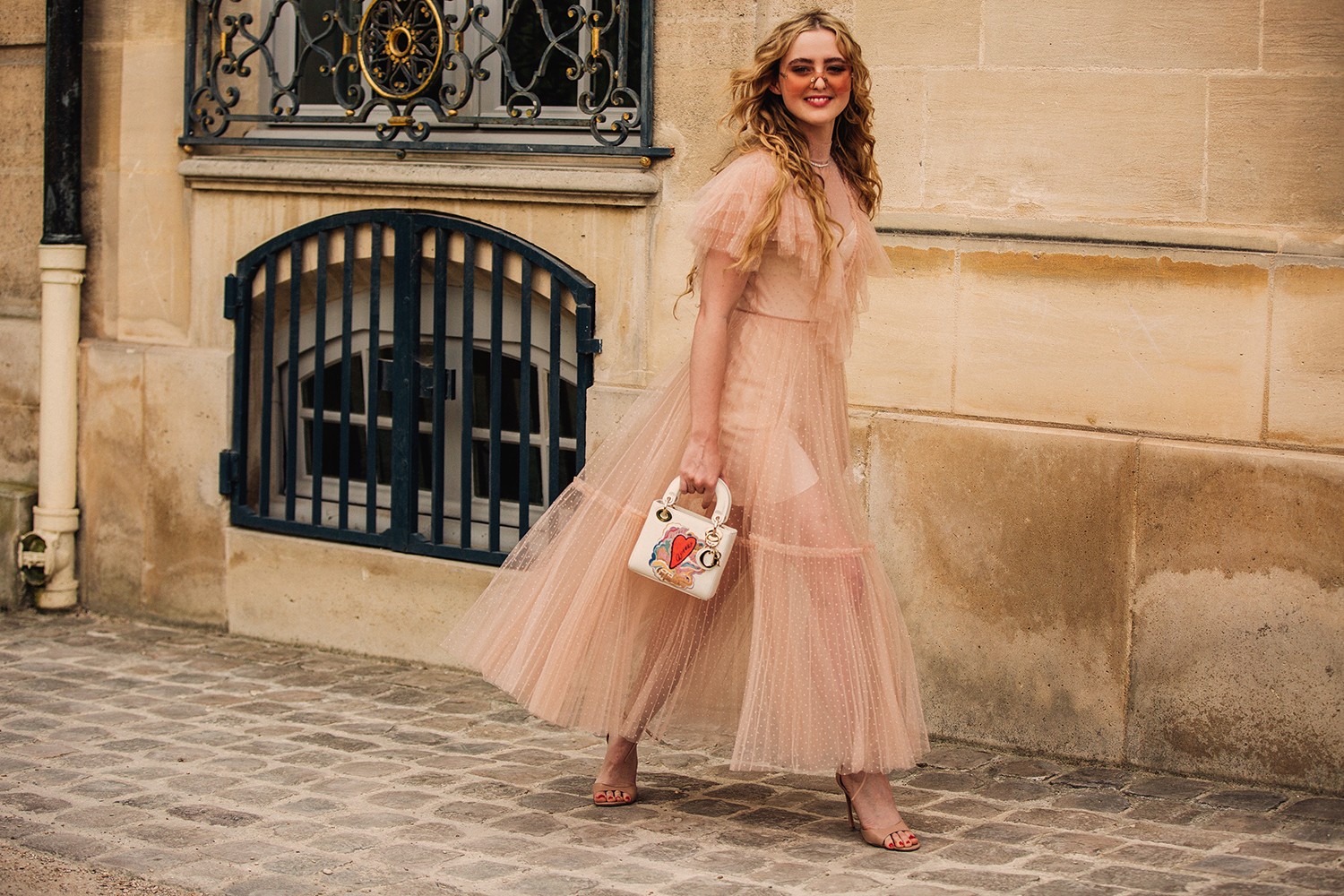 Haute verão: como os fashionistas driblaram o calor pelas ruas de Paris ...