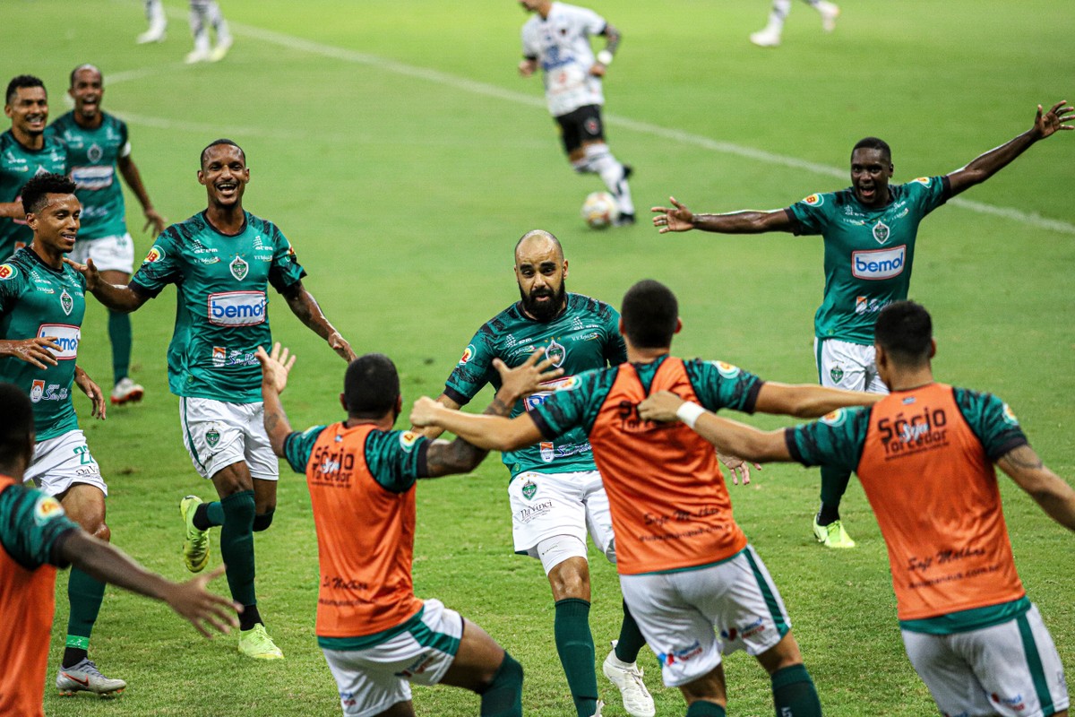 Daniel Costa celebra primeiro gol pelo Manaus e vitória sobre o ...