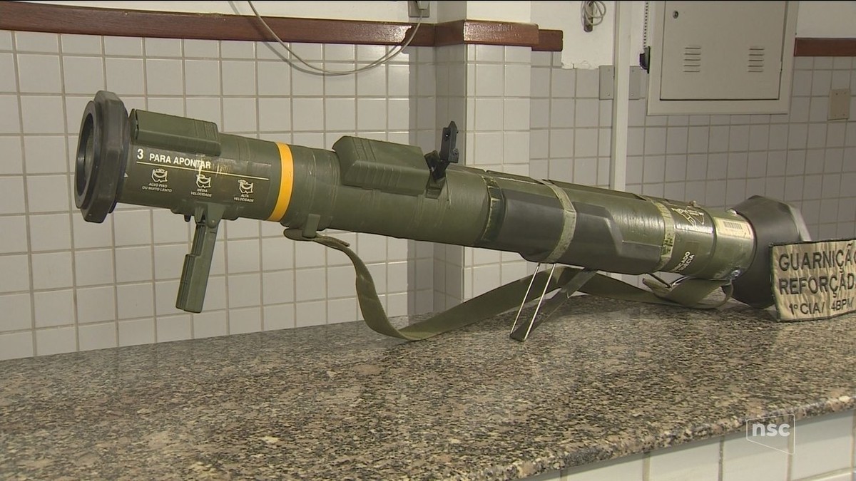 Exército diz que vai abrir investigação sobre bazuca encontrada em ...