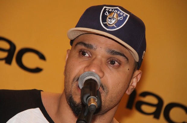 Naldo recebe fãs em lançamento de CD e vai às lágrimas - Quem | QUEM News