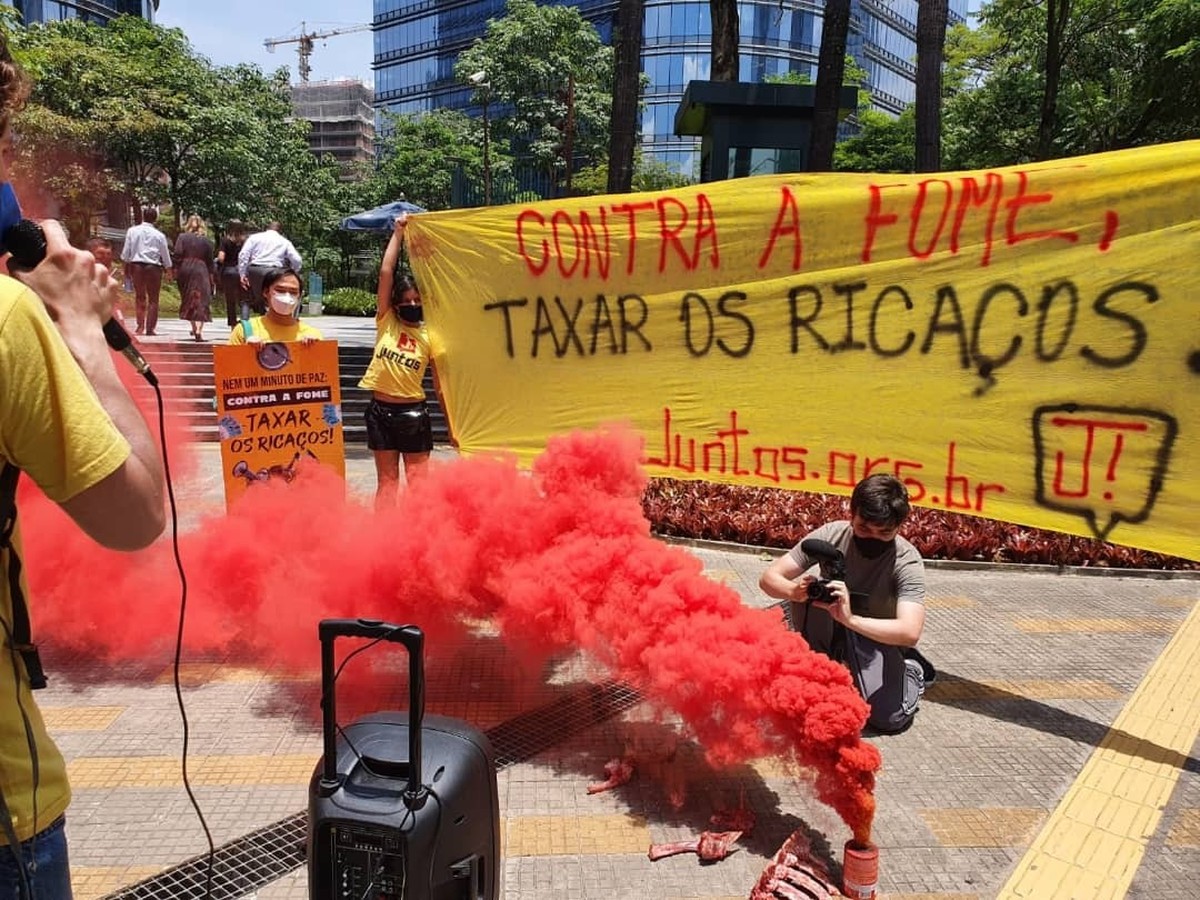 Com Ossos E Faixas Grupo Protesta Na Zona Sul De Sp Contra Fome E Pela