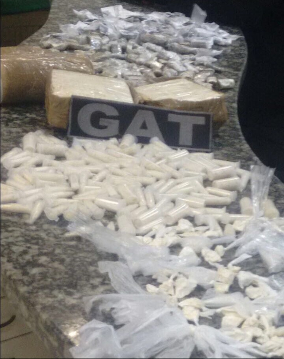 Polícia apreende pasta base de cocaína e drogas em terreno em Cabo Frio ...