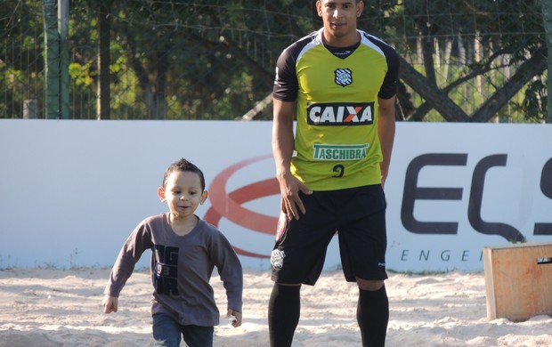 FOTO: Rafael Costa bate bola com filho antes de treino do Figueirense ...