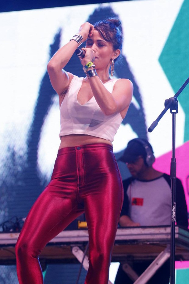 Nanda Costa usa calça 'costurada ao corpo' e sensualiza em show - Quem ...