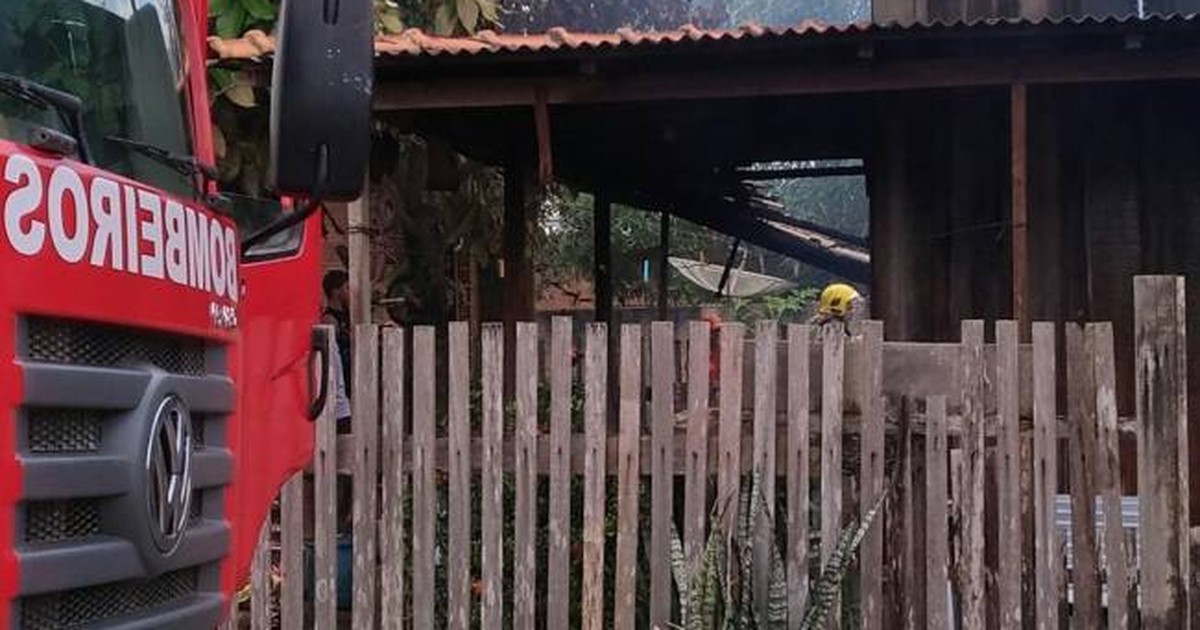 G1 - Casa de madeira fica parcialmente destruída após incêndio em ...