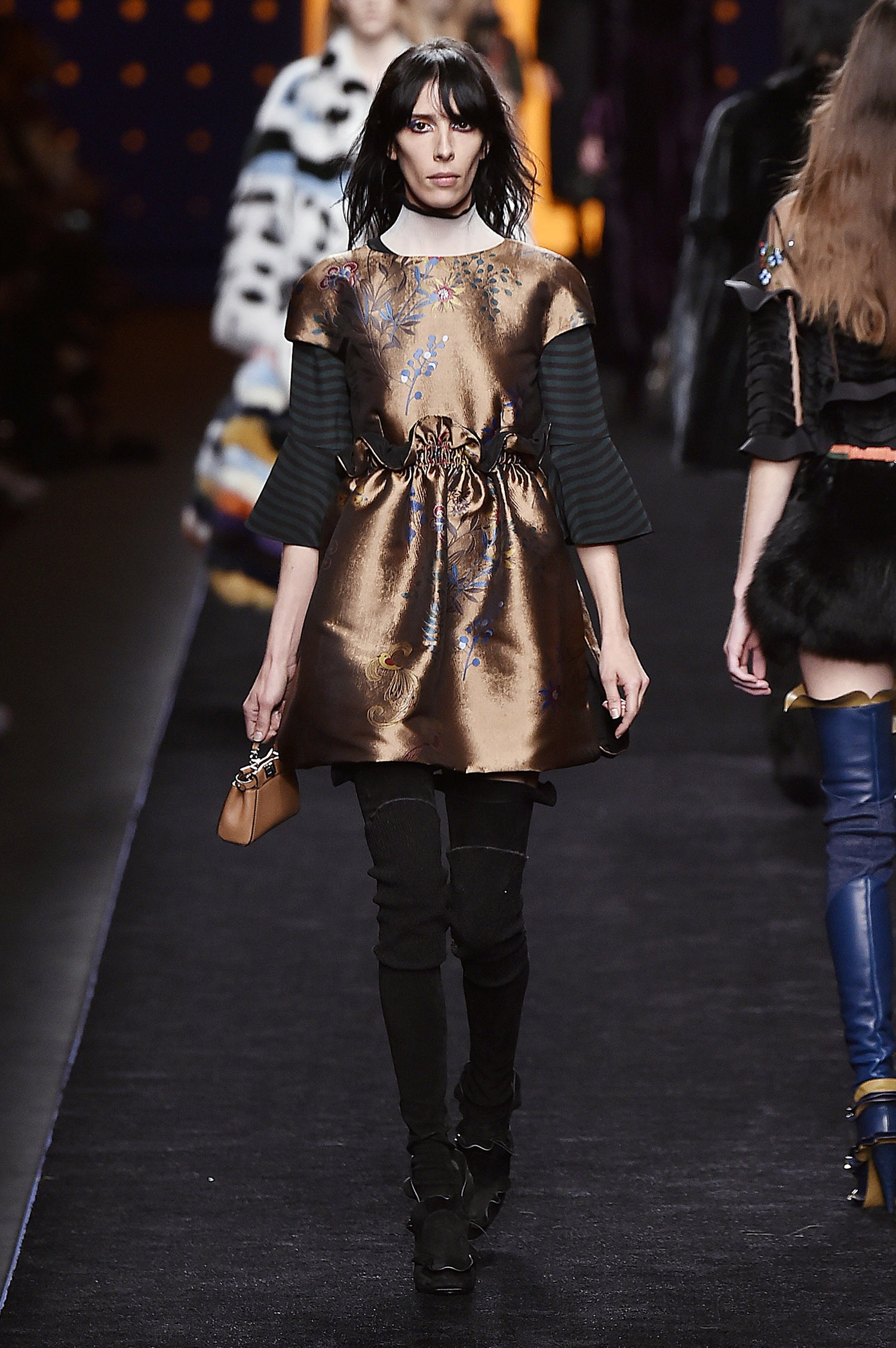 O inverno turquesa da Fendi em Milão | Desfiles | Vogue