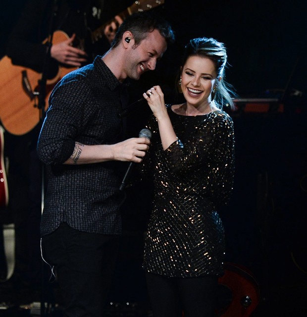 Sandy ganha beijos no palco ao receber Lucas Lima em show - Quem | QUEM ...