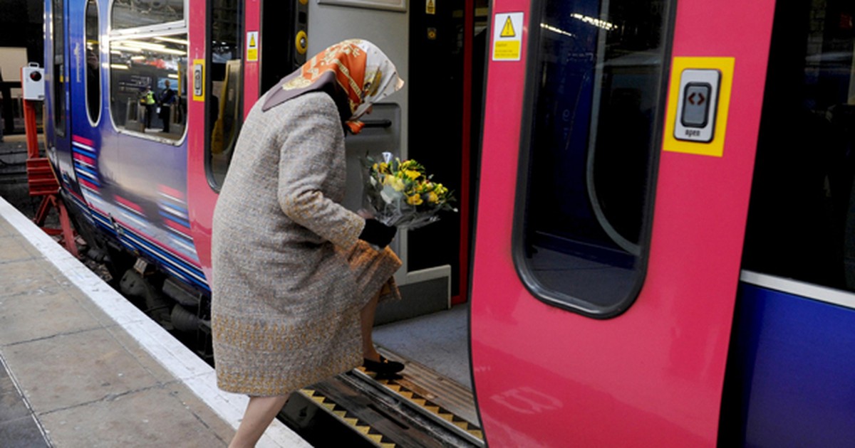 G1 - Morre Phil Sayer, locutor do aviso 'Mind the Gap' do metrô de ...