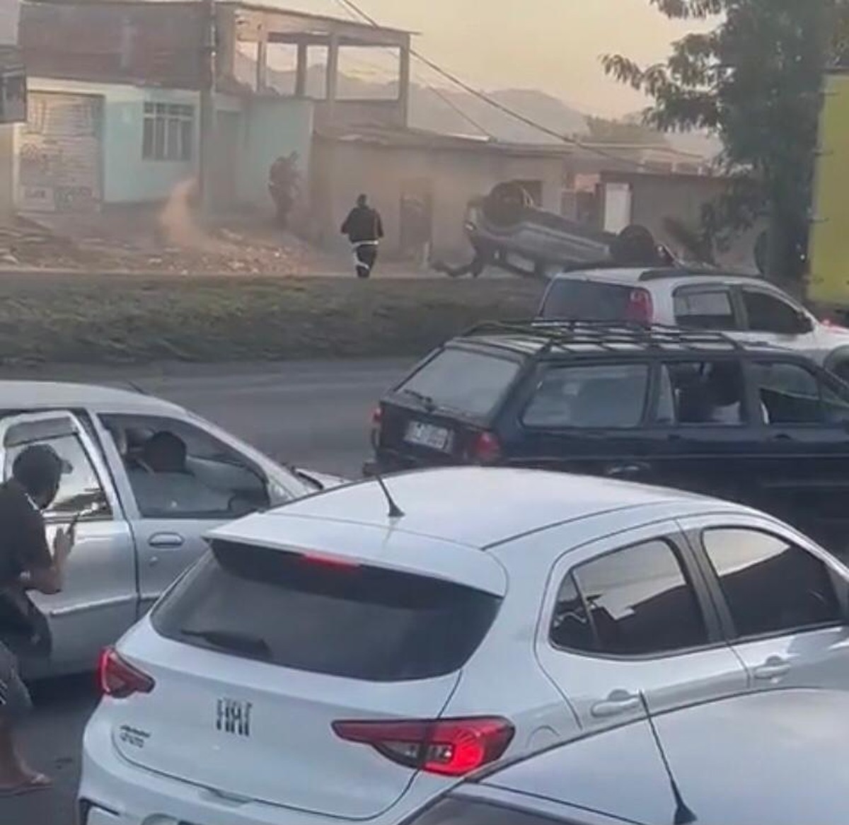 Tiroteio na Avenida Brasil, na altura do Batan, assusta motoristas | Rio | O Globo