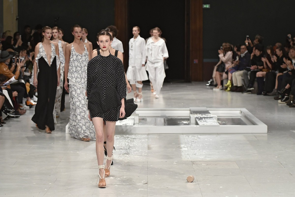 O verão 2016 utilitário de Hussein Chalayan | Desfiles | Vogue