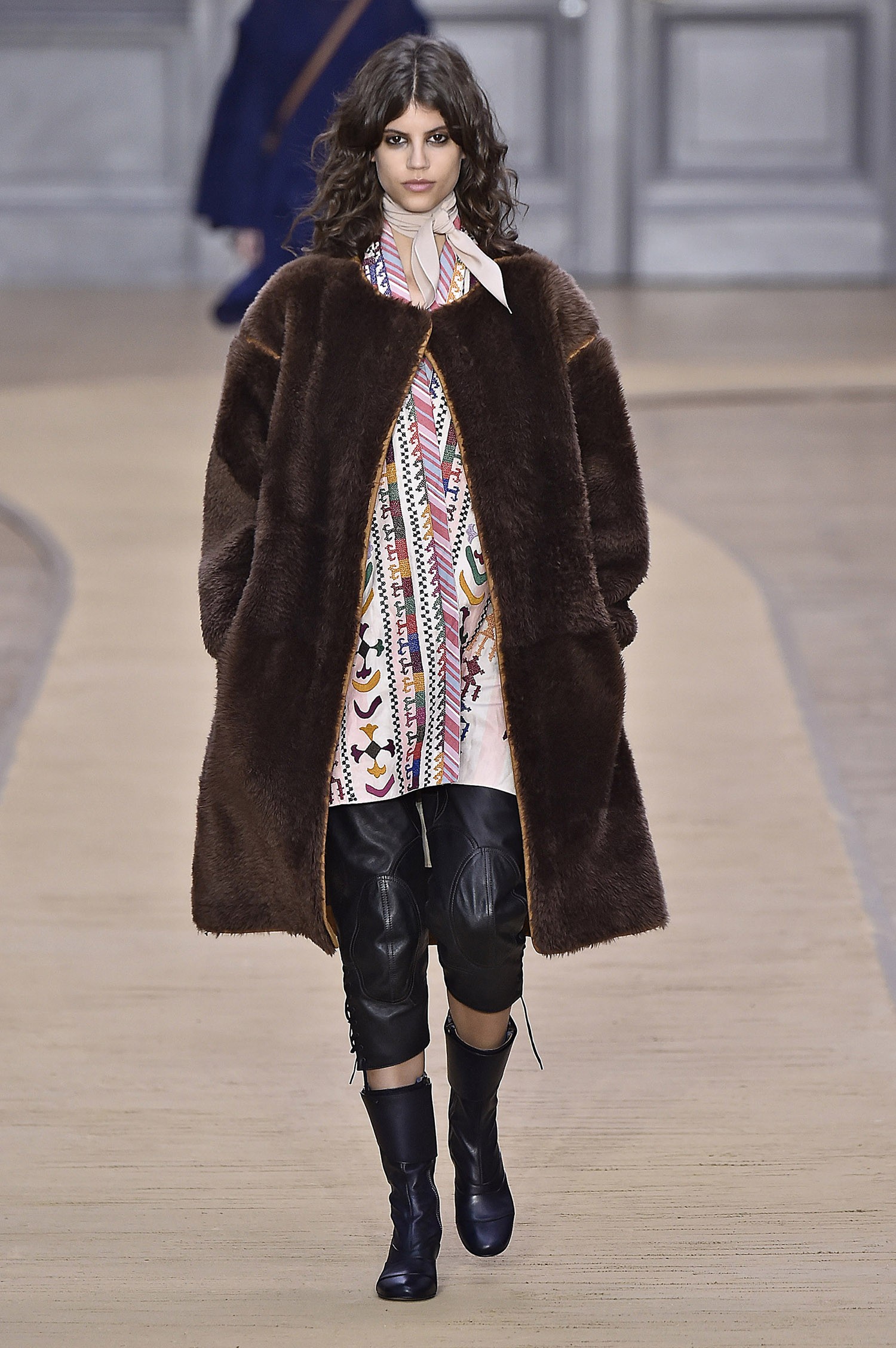 Rainha do boho contemporâneo, Chloé traz inverno 2017 esperto e ...