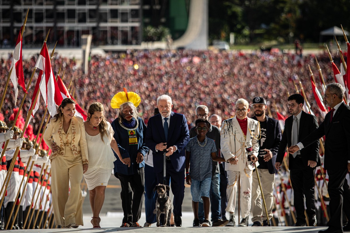 Lula sobe rampa do Planalto com representantes do povo brasileiro ...