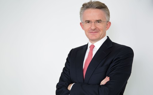 HSBC escolhe John Flint, veterano do banco, como novo CEO - Época ...