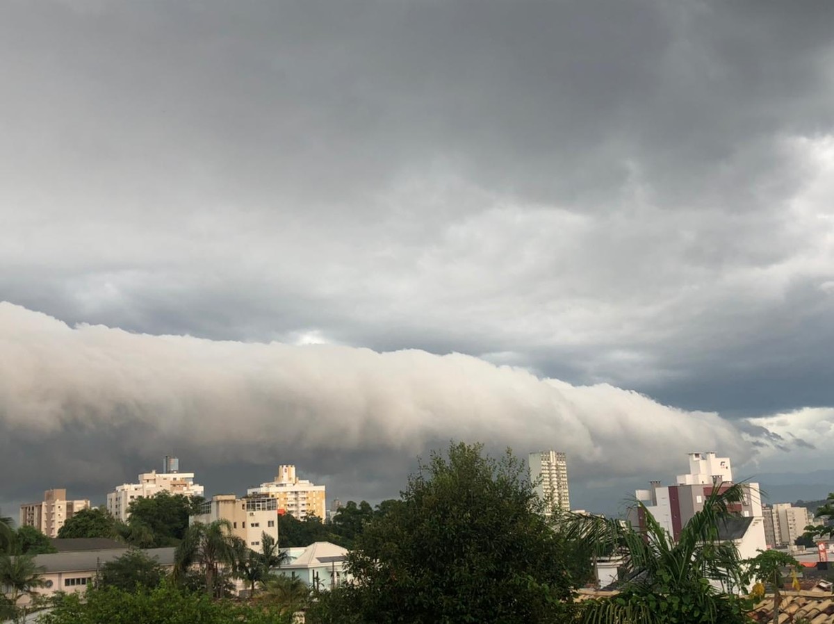 Fenômeno conhecido como 'nuvem de rolo' chama atenção em Criciúma ...