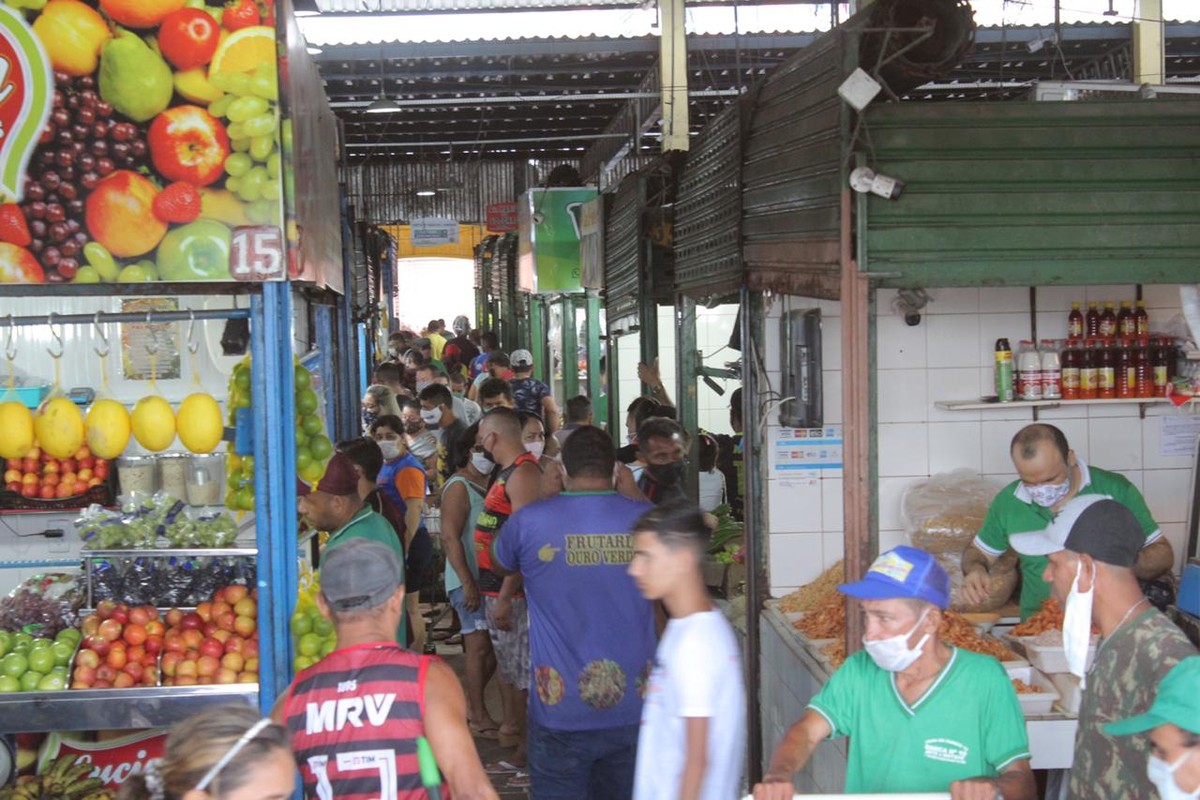Feira da Manaus Moderna tem fluxo intenso de pessoas e veículos em meio ...